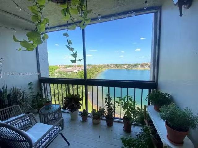 Condominium, High Rise Miami, FL 10288 Nw 9th Street Cir #505