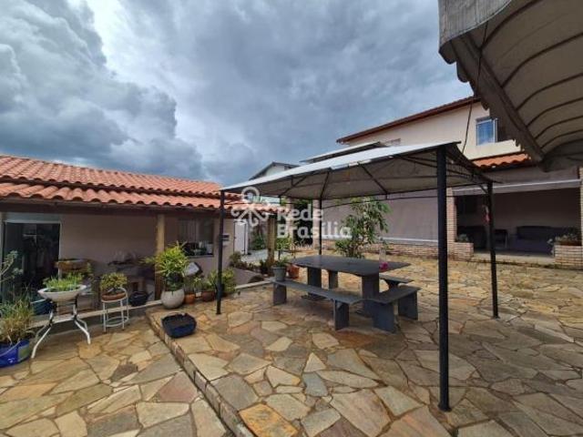 Condomínio Ouro Vermelho II Sobrado à venda com casa de apoio e um ateliê, Jardim Botânico
