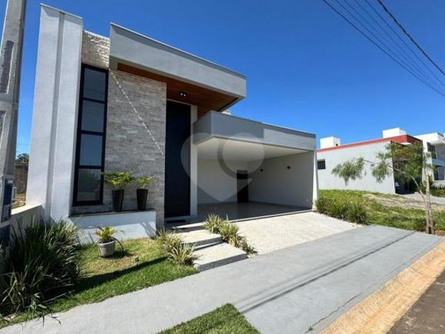 Casa à venda com 3 quartos, sendo 1 suíte, no condomínio Residencial Villeneuve, São Carlos