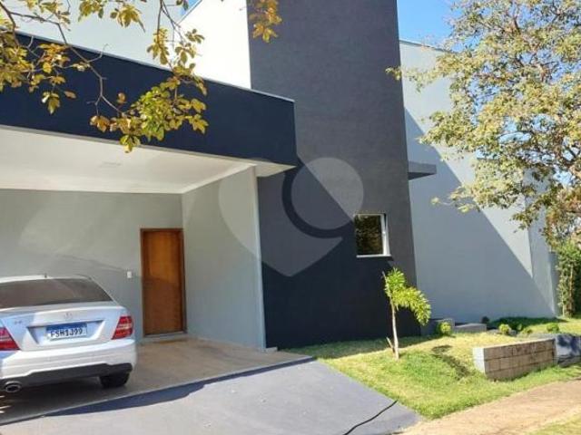 Casa à venda com 3 quartos, sendo 1 suíte, no condomínio Reserva Aquarela, São Carlos