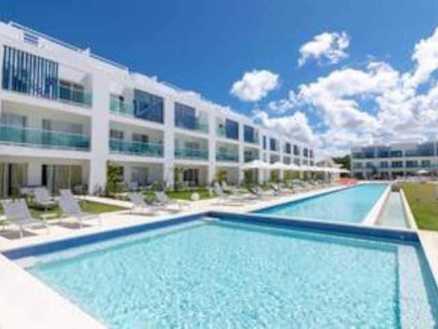 Condomínio com vista para a piscina e clube de praia em Cana Rock