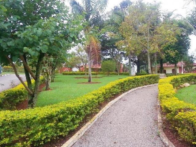 Condomínio com muito verde! Venha construir aqui!