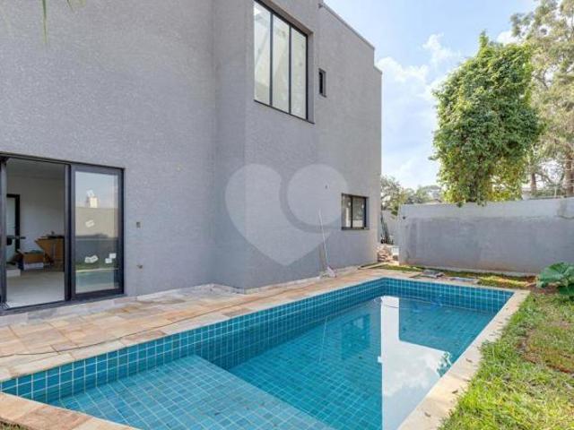 Condomínio com quatro suítes e três vagas de garagem/ piscina