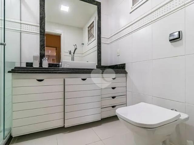 Condominio Crystal Lake. Linda Casa Triplex reformada e projetada com 6 Quartos sendo 5 Suítes. Barr
