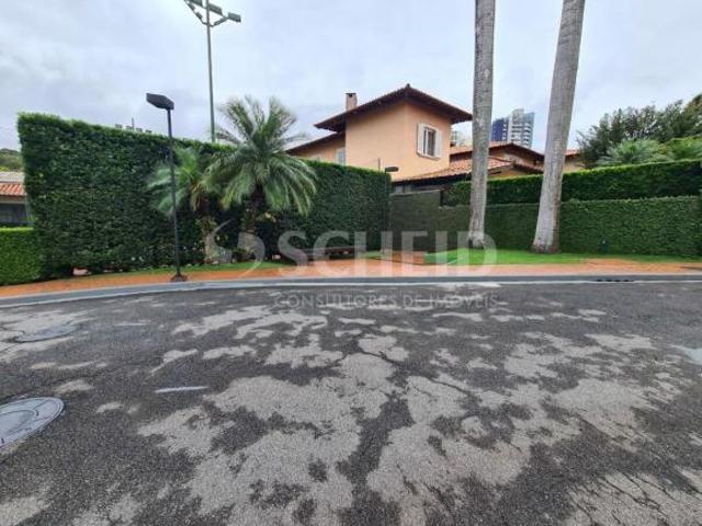 Condomínio de Alto Padrão com 04 Suítes 01 Suíte Master e 07 Vagas de Garage