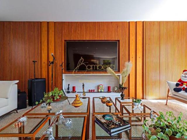 Condominio em estilo de Vila Italiana: 4 suites, 5 vagas