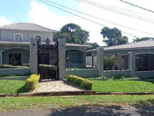 Condomínio Fechado / Estilo Colonial: 6 Dormitórios