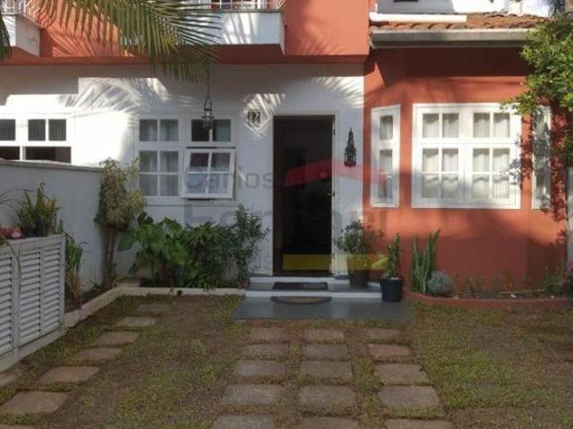Condomínio Fechado, sobrado com 3 dormitórios, sendo 1 suíte, 2 vagas
