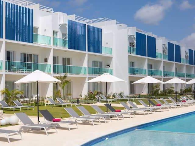 Condomínio GRATUITO em frente à piscina e carrinho de golfe em Cana Rock