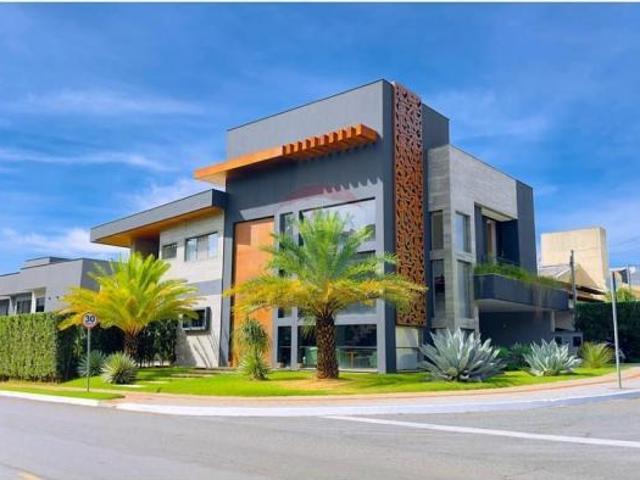 Condomínio Jardins Madri Linda Casa de Esquina com 6 suítes e 468m² Porteira Fechada