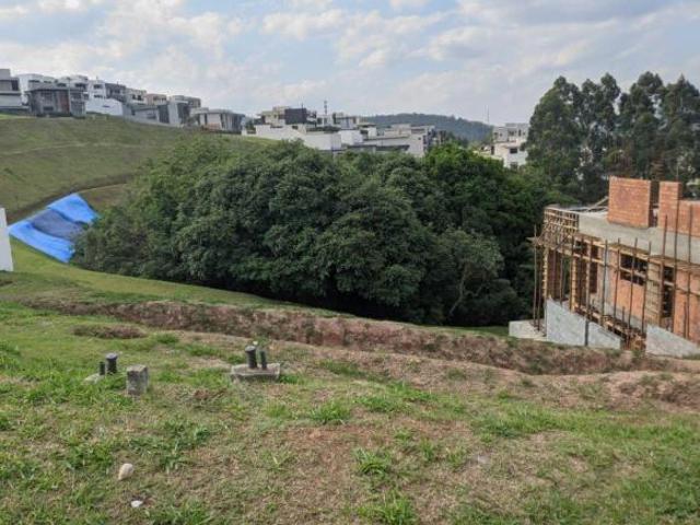 Condomínio Residencial Itahyê. Terreno de 420m² em declive com vista para a mata