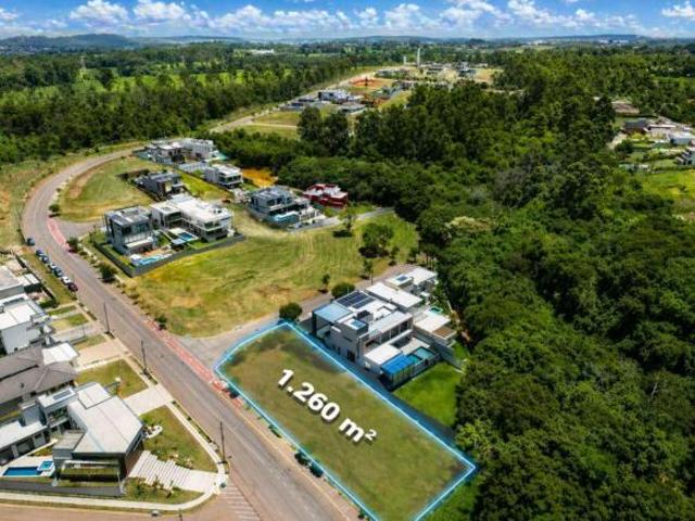 Condomínio Terras da Alvorada Terreno em declive com 1.260 m² em condomínio fechado, ideal para pr