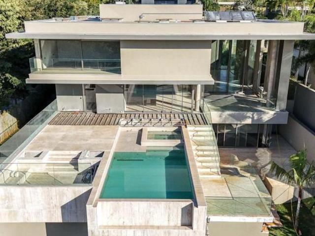 Condomínio | Vista para o lago | 4 suítes | 940m² | Elevador | Piscina | Projeto Denise Zuba
