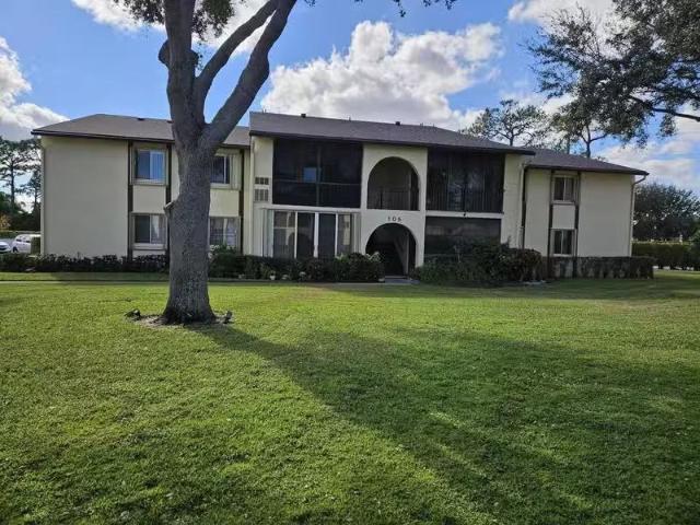 Condo/Coop Greenacres, FL 105 Lake Pine Cir #B2