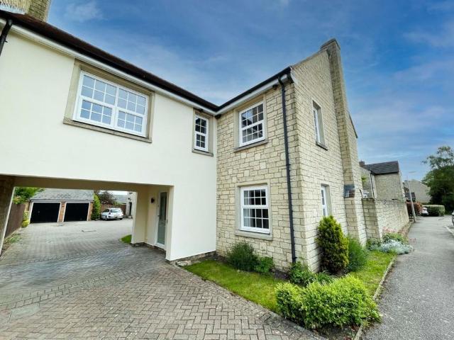 Coneygere, Olney 5 bed detached house to rent £2,650 pcm £612 pw