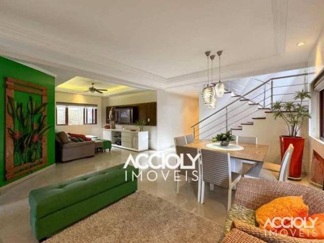 Confira esta casa em condomínio fechado com 4 suítes, linda área gourmet e piscina! Muito conforto