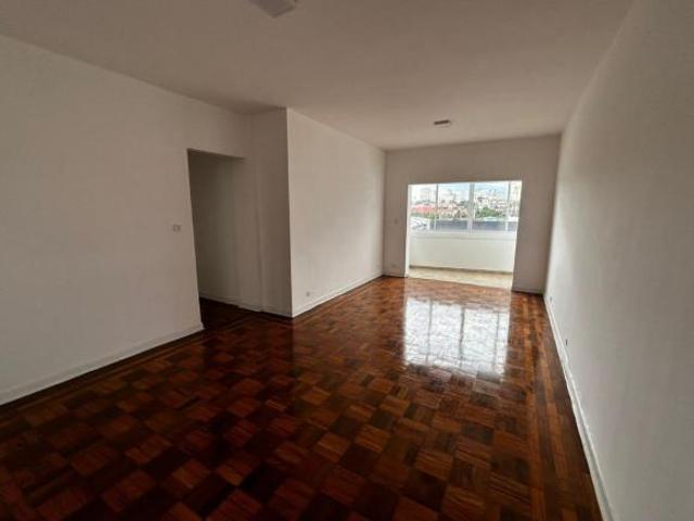 Confortável apartamento para venda em Moema com 2 quartos, sendo 1 suíte, 105m²