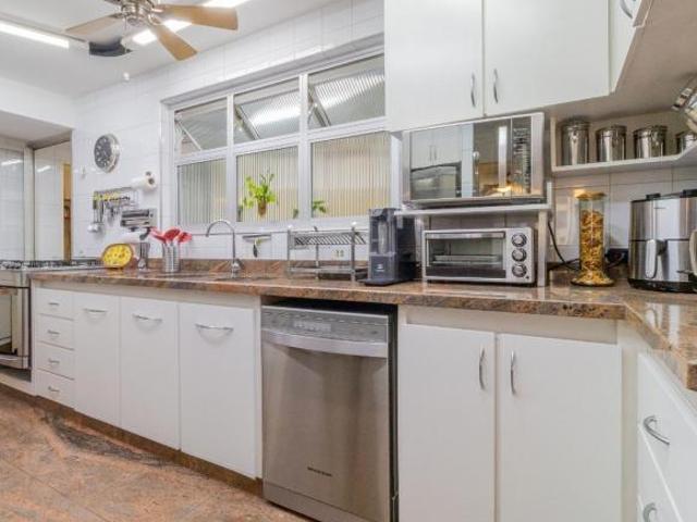 Confortável apartamento para venda em Jardim Paulista com 4 quartos, sendo 2 suítes, 198m²
