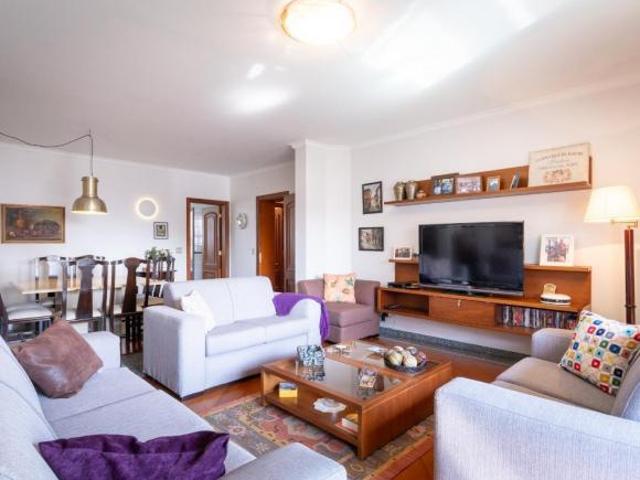 Confortável apartamento para venda em Vila Bastos com 4 quartos, sendo 2 suítes, 300m²