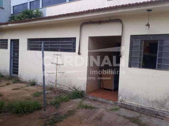 Confortável casa com 03 dormitórios, em bairro nobre