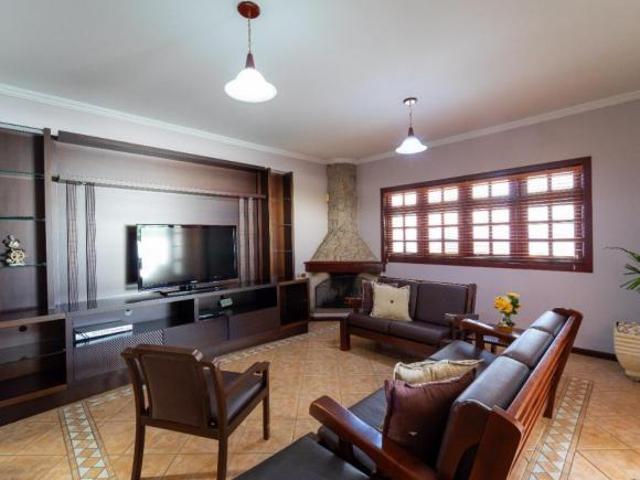 Agradável casa de vila para venda em Loteamento Vale Azul I com 4 quartos, sendo 1 suíte, 369m²