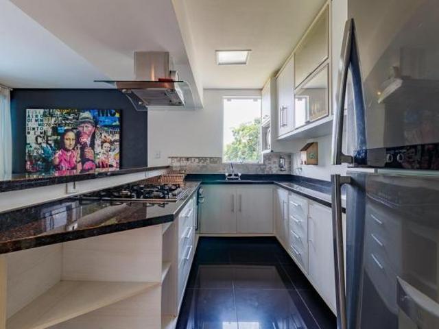 Excelente casa em condomínio para venda com 3 quartos, sendo 3 suítes, 268m²