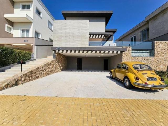 Atraente casa em condomínio para venda com 4 quartos, sendo 4 suítes, 364m²
