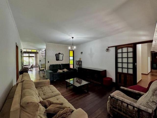 Confortável casa para venda em Interlagos com 4 quartos, sendo 2 suítes, 380m²