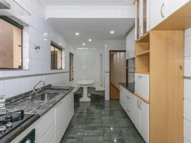 Confortável casa para venda em Jardim da Glória com 4 quartos, sendo 4 suítes, 217m²
