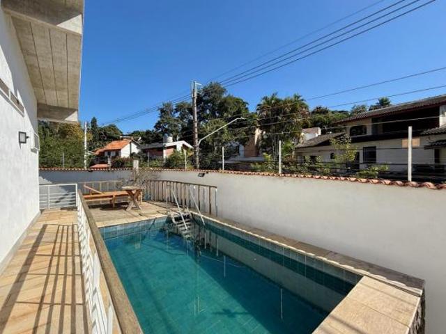 Versátil casa para venda em Jardim dos Estados com 4 quartos, sendo 4 suítes, 393m²