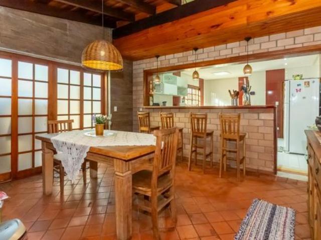 Elegante sobrado para venda em Jardim Regina com 3 quartos, sendo 1 suíte, 224m²