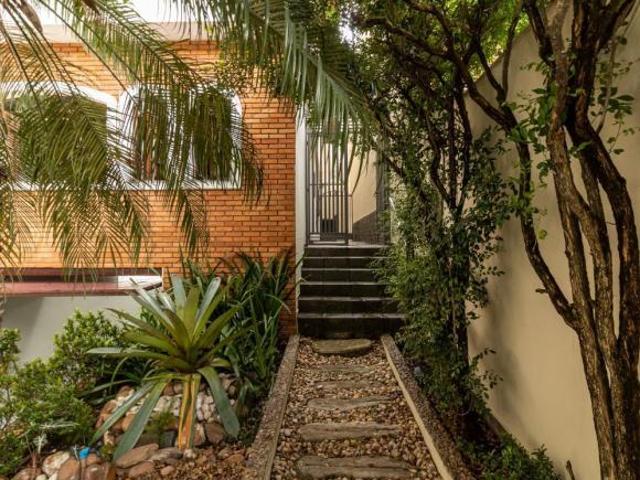 Versátil sobrado para venda em Vila Albertina com 3 quartos, sendo 1 suíte, 247m²