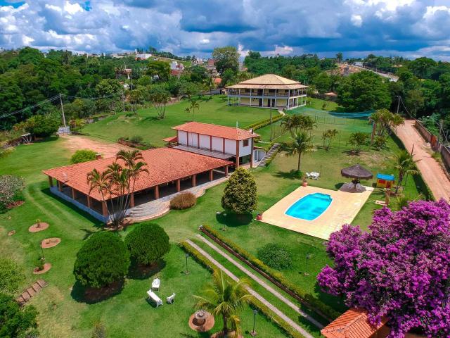 Conforto e Elegância: Refúgio com Piscina e Natureza a 40 Min de SP