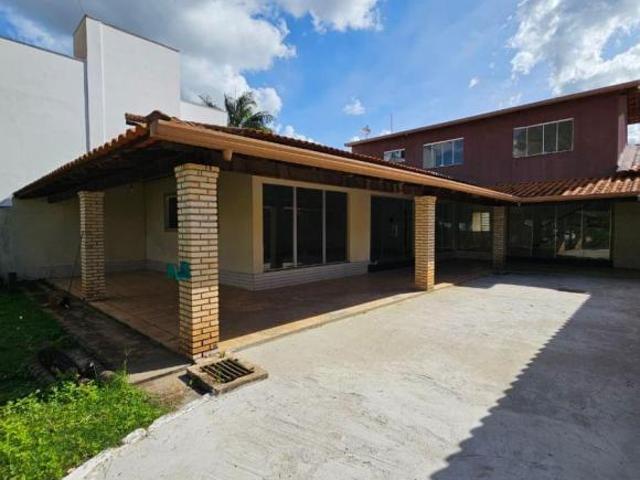Conforto e Espaço: Casa de 2 Pavimentos com Área Verde e Frutíferas