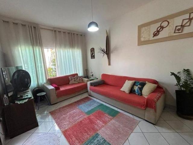Conforto e espaço em casa geminada com edícula no Tupi