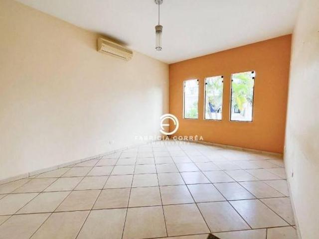 Conforto e espaço no Taubaté Village: sobrado com 363 m² e lazer privativo