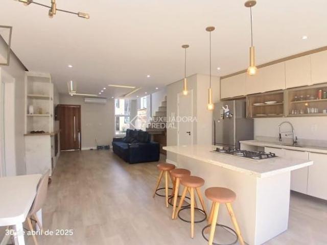 Conforto e lazer: sobrado com suíte, pátio e infraestrutura de clube!