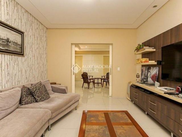 Conforto e Privacidade em Santa Felicidade: Triplex com 3 Suítes e Terraço com SPA