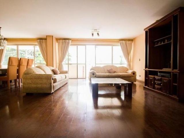 Conforto e Sofisticação na Aclimação com 241 m², 3 Suítes, Varanda e 3 Vagas!
