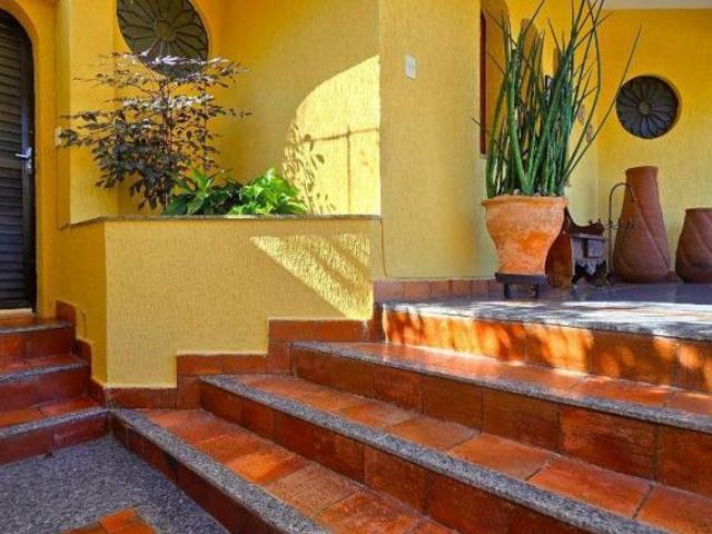 Conforto, lazer e elegância em uma casa completa a poucos minutos do Centro