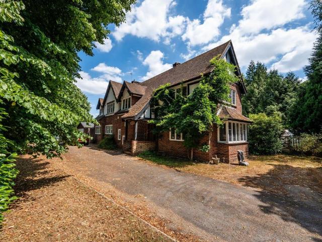 Conford Drive, Shalford, Guildford, GU4 5 bed detached house to rent £3,995 pcm £922 pw