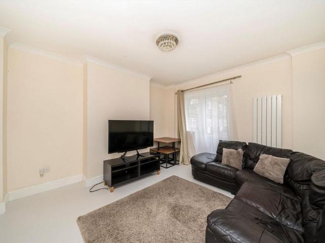 Congreve Street, London SE17 3 bed flat to rent £2,800 pcm £646 pw