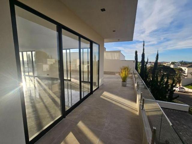 Conheça esta super Casa 3 suítes, com elevador e lazer completo!
