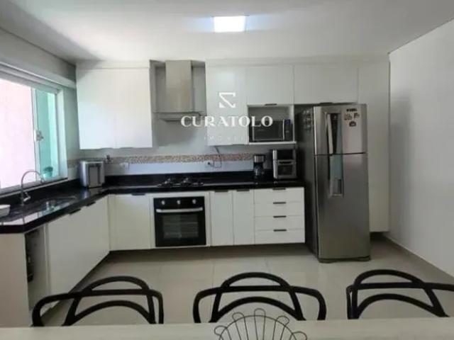 Conheça este charmoso sobrado à venda no Parque Erasmo Assunção, em Santo André. Com 2 quartos, 2 va