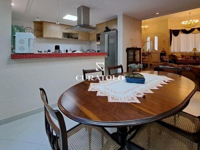 Conheça este incrível sobrado à venda no Santa Maria, em São Caetano. Com 4 quartos, 4 vagas e recém