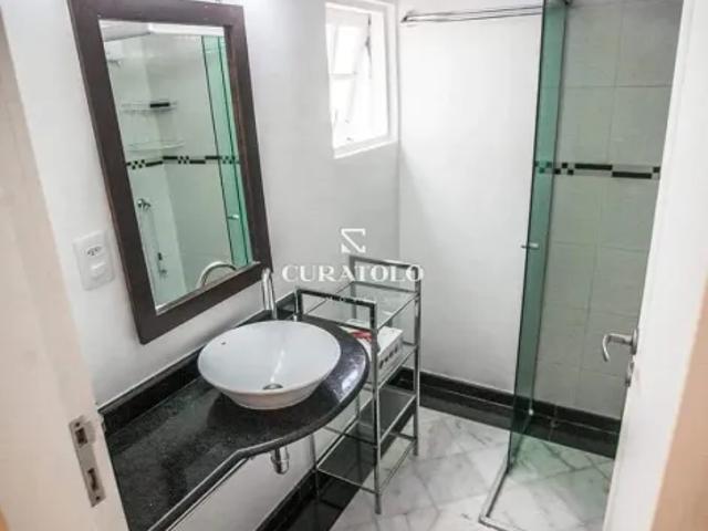 Conheça este incrível sobrado de vila à venda em Pinheiros, a 500mts do Metrô Clínicas. Com 2 quarto