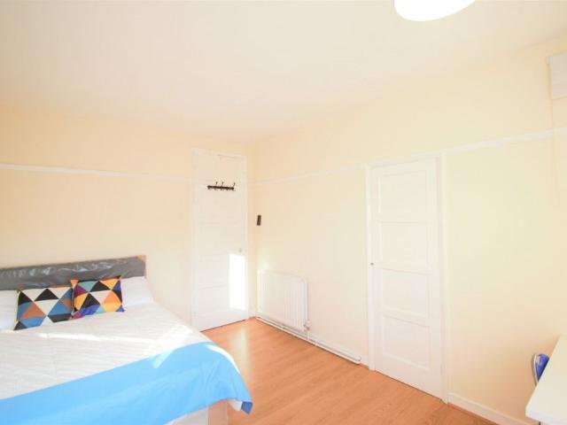 Coningham Road, London W12, Room to rent, £975 pcm | PrimeLocation