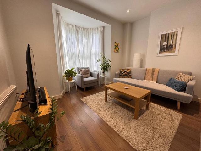 Coningham Road, Shepards Bush, London 1 bed flat to rent £1,900 pcm £438 pw