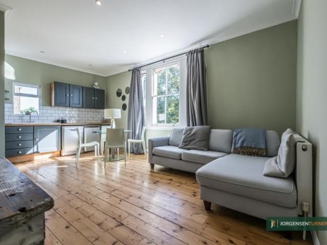 Coningham Road, Shepherds Bush 2 bed flat to rent £2,350 pcm £542 pw