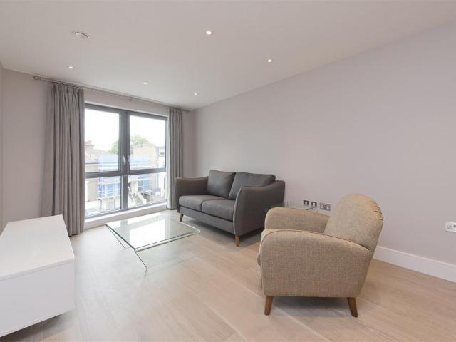 Coningham Road, Shepherd's Bush W12 2 bed flat to rent £2,474 pcm £571 pw